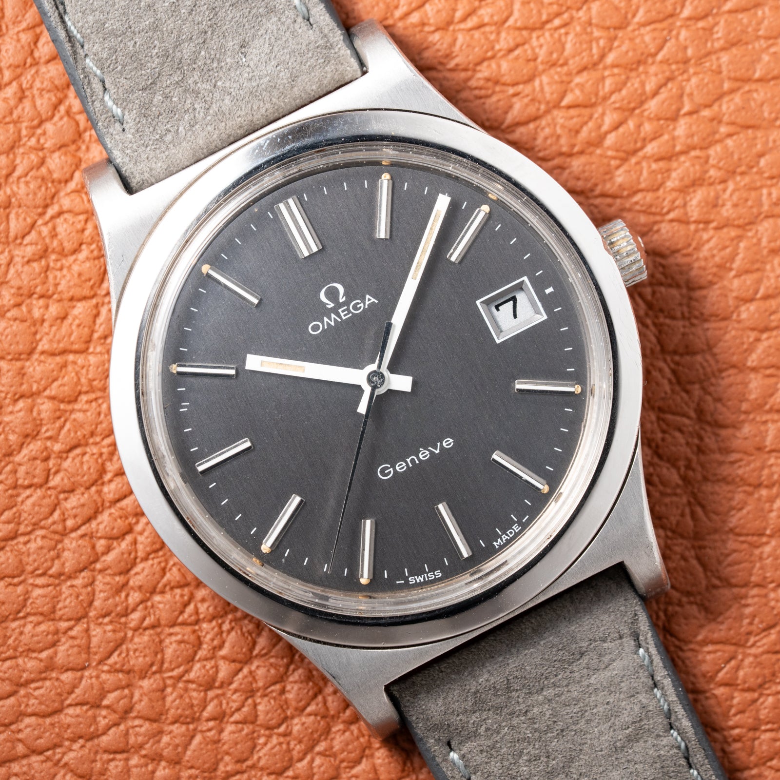 Omega Genève Jumbo "Date" Grey Dial from 1974 – Le Petit Suisse